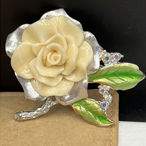 Vintage | Jewelry | Vintage White Flower Brooch | Poshmark